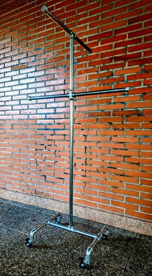 Expositor de ropa estilo industrial. de segunda mano por 100 EUR en ...