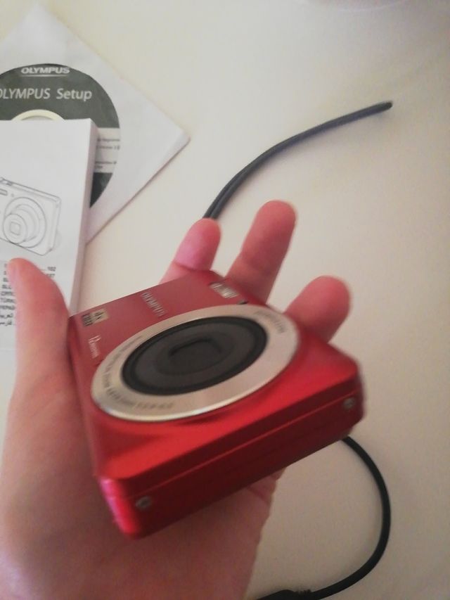 Cámara roja Olympus VG-110\/D-700 de segunda mano por 30 EUR en Granada en WALLAPOP