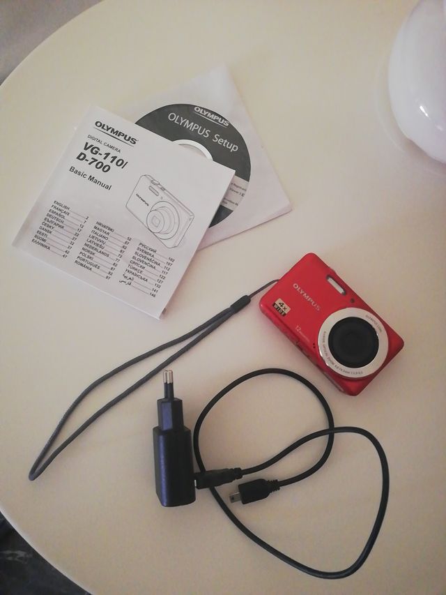 Cámara roja Olympus VG-110\/D-700 de segunda mano por 30 EUR en Granada en WALLAPOP