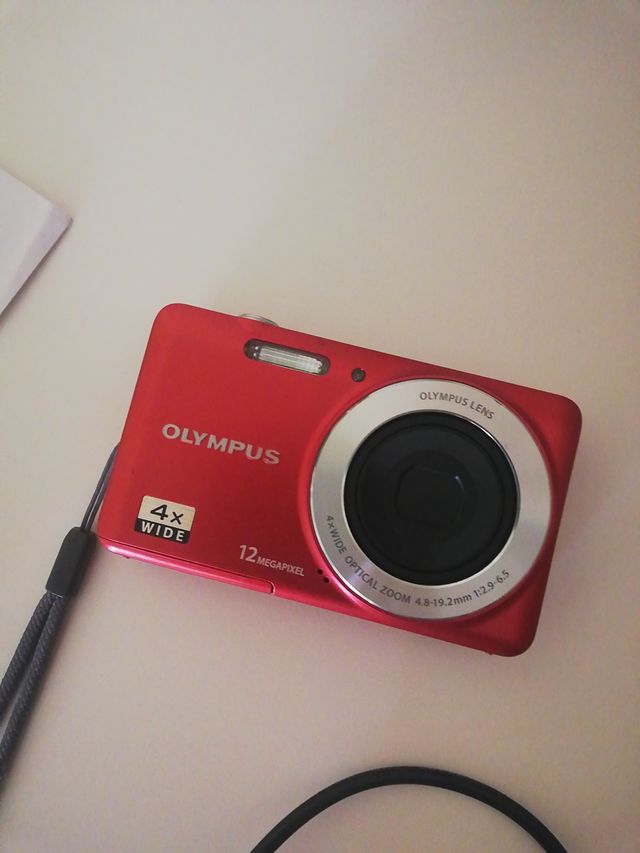 Cámara roja Olympus VG-110\/D-700 de segunda mano por 30 EUR en Granada en WALLAPOP