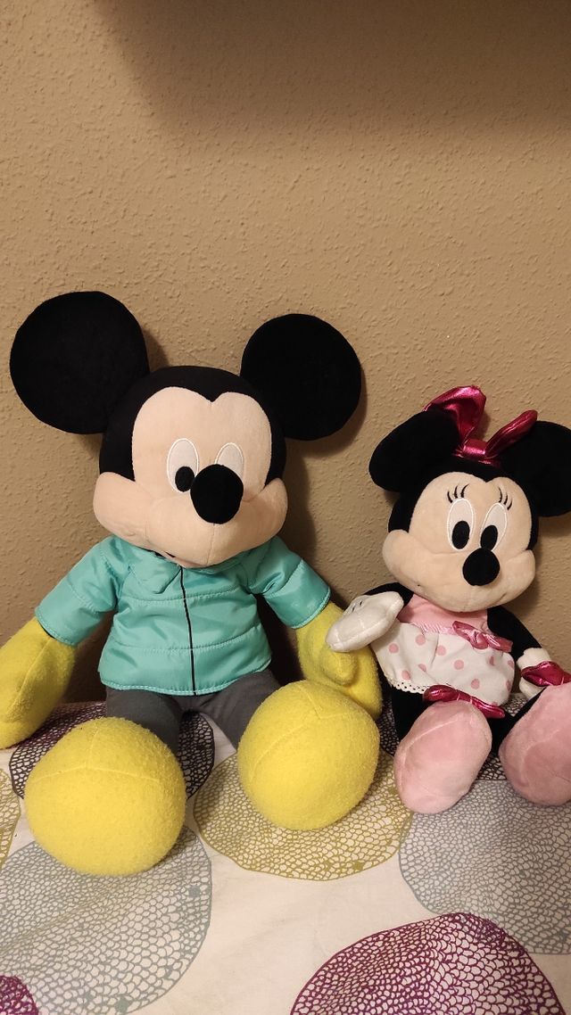 Pareja peluches Mickey Mouse y Minnie mouse de segunda mano por 20 EUR en Arroyo de La Miel en ...