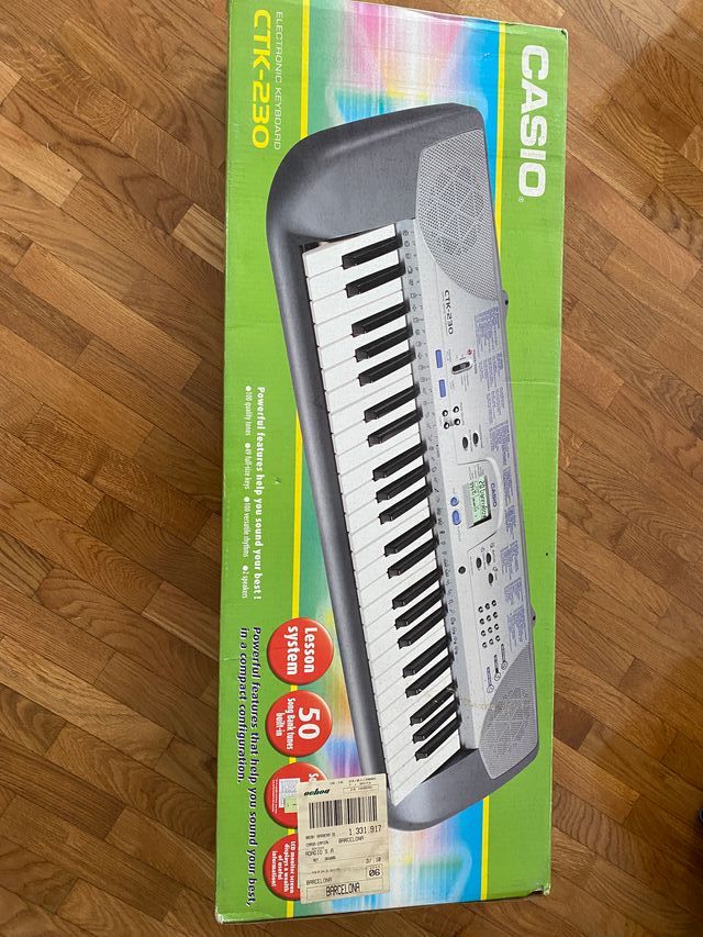 Teclado Casio CTK-230 de segunda mano por 45 EUR en Barcelona en WALLAPOP