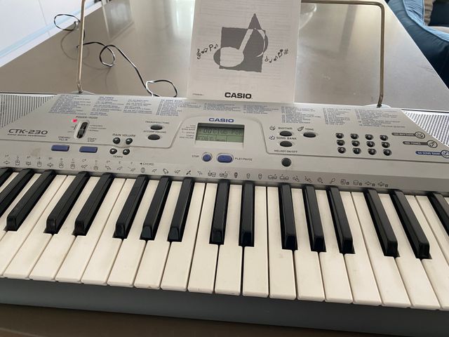 Teclado Casio CTK-230 de segunda mano por 45 EUR en Barcelona en WALLAPOP