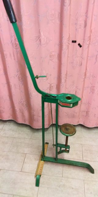 Tappabottiglie a colonna per tappi in sughero.