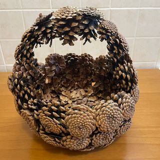 Cesto fatto con le pigne