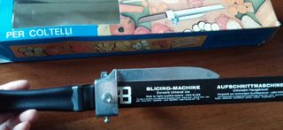 COLTELLO CON GUIDA UNIVERSALE PER AFFETTARE