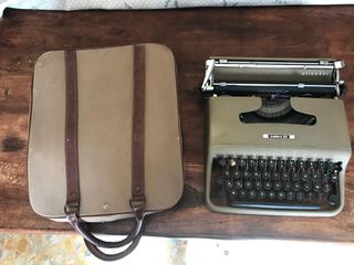 Macchina da scrivere Olivetti Lettera 22