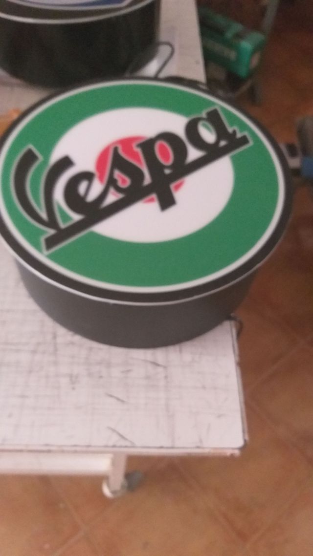 Vespa letrero luminoso circular de segunda mano por 70 EUR en Archidona en WALLAPOP