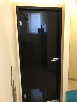 Porte nere in vetro temprato doppio strato