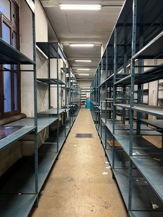 SCAFFALI IN METALLO VERNICIATO 