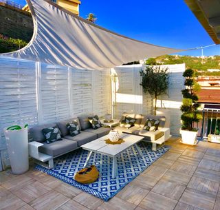 Vendo divano e tavolo in alluminio 