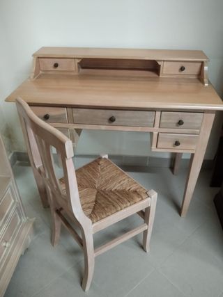 Scrivania in legno con sedia