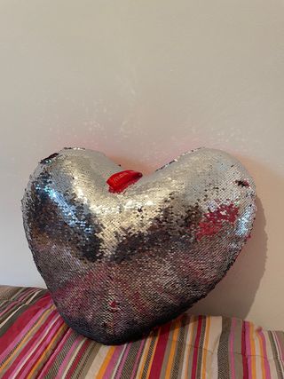 Cuscino a forma di cuore con paiette