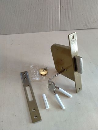 Serratura da infilare per porta in legno
