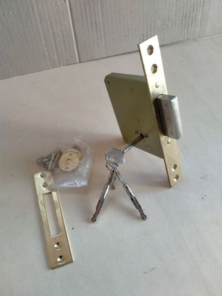 Serratura da infilare per porta in legno