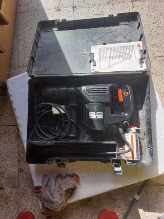materiale elettrico e martelli da lavoro