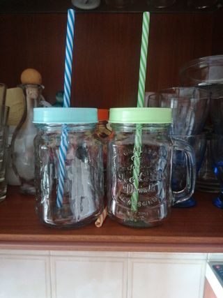 2 bicchieri a caraffa con tappo e cannucce