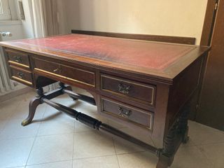 Scrivania in pelle con sedia e tavolino