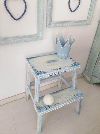 sgabello con coroncina e candela shabby 