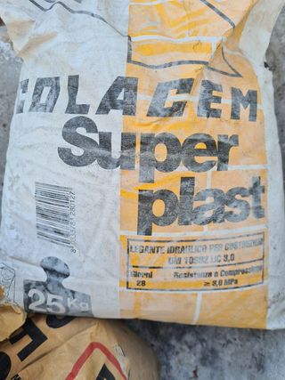 Tre sacchi cemento residui per edilizia

