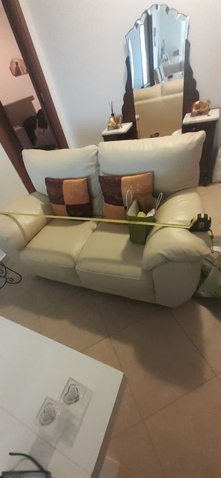 vendo divano vera pelle 2 posti in ottime condizio