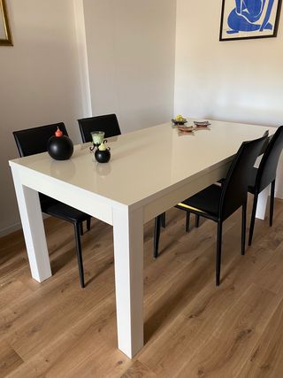 Tavolo in legno massiccio laccato bianco