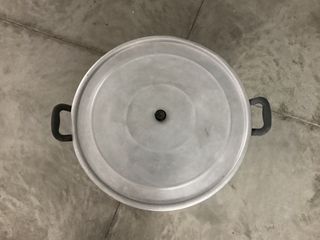 Bacinella con attrezzatura e pentola