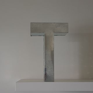 Lettera T Metalvetica Seletti