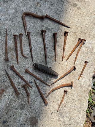 Chiodi e pigna antichi