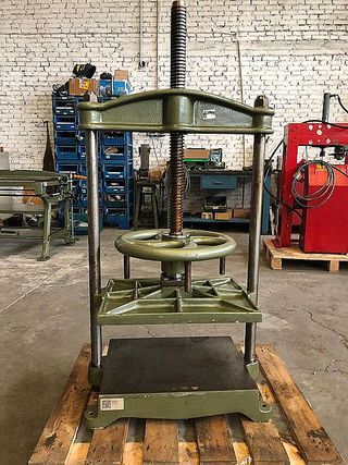 Pressa manuale usata