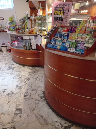attrezzature ed arredo bar. tavolini e sedie