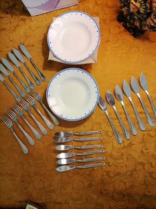 Posate per pesce e piatti