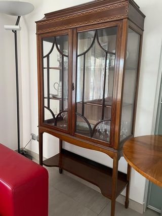 Tavolo antico e vetrinetta stile liberty