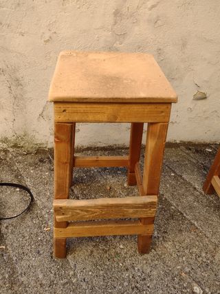 2 sgabelli di legno grezzo
