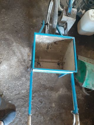 Spargisale a mano con ruota