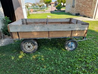 Rimorchio agricolo usato in legno con 4 ruote