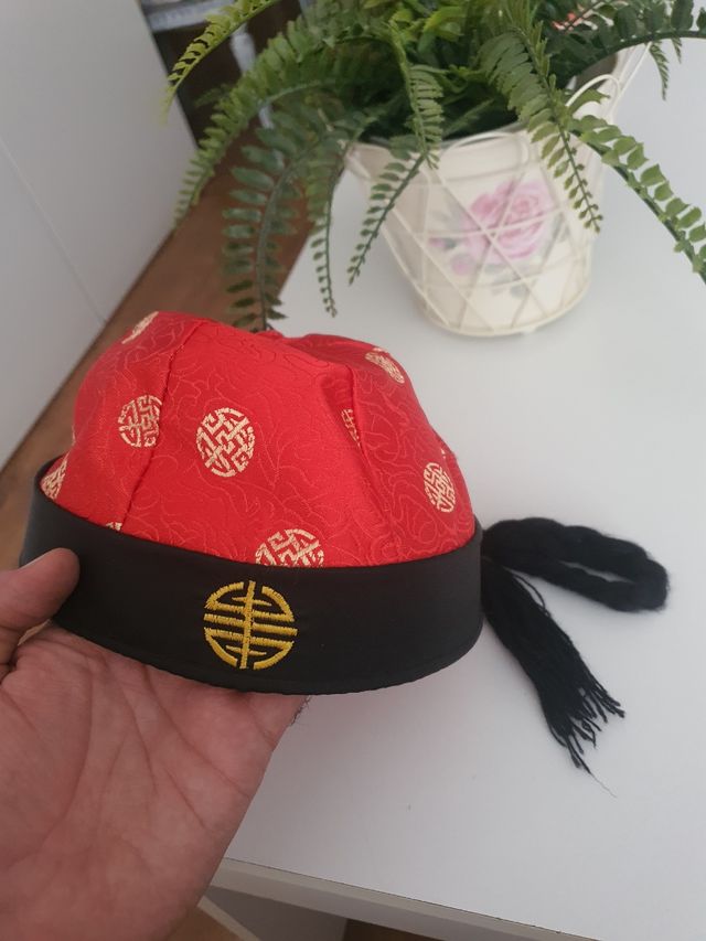 Sombrero Chino De Emperador Con Trenza De Segunda Mano Por 5 Eur En Málaga En Wallapop