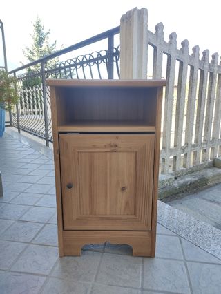 comodino colore legno chiaro
