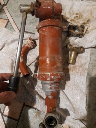 Pompa a azione manuale,può aspirare acqua o benzin