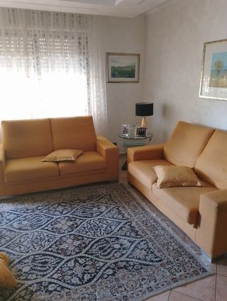mobile soggiorno e due divani
