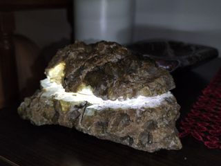 Lampada nella roccia con Cristalli Naturali