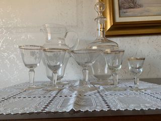 Servizio di bicchieri con decoro oro con 2 caraffe