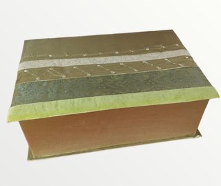 Scatola ricoperta di tessuto verde e ricami