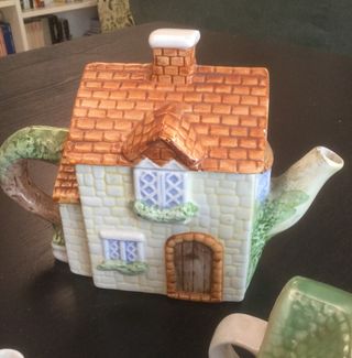 Teiera in maiolica a forma di cottage
