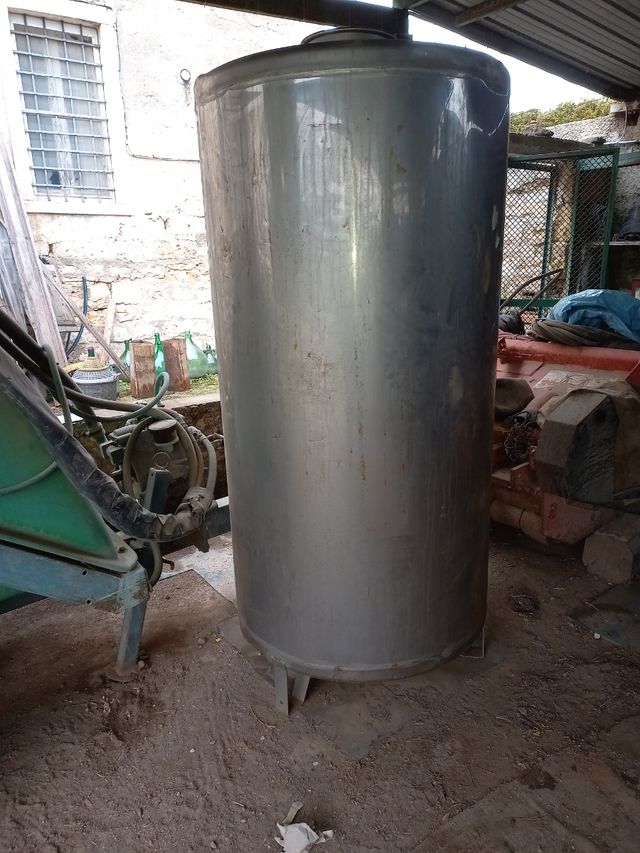Cisterna inox verticale 1000 lt.: attrezzature di lavoro in vendita a ...