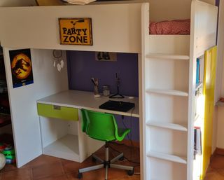 Letto soppalco, scrivania e armadietto