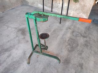 Tappatrice a colonna per tappi in sughero