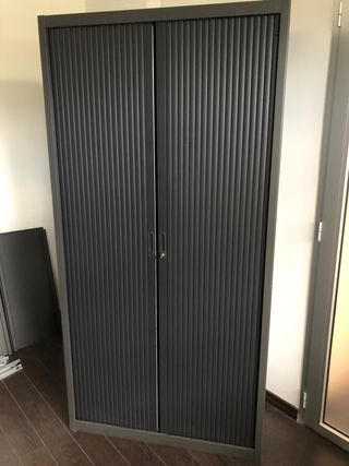 Armadietto metallico con serranda