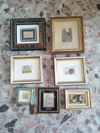 Sette quadretti con cornici con foglia oro/argento