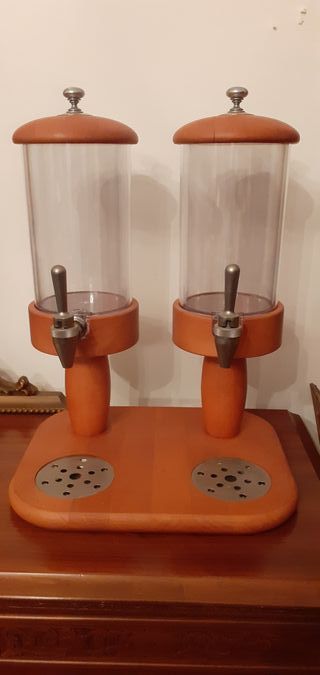Doppio dispenser bevande in legno massiccio.